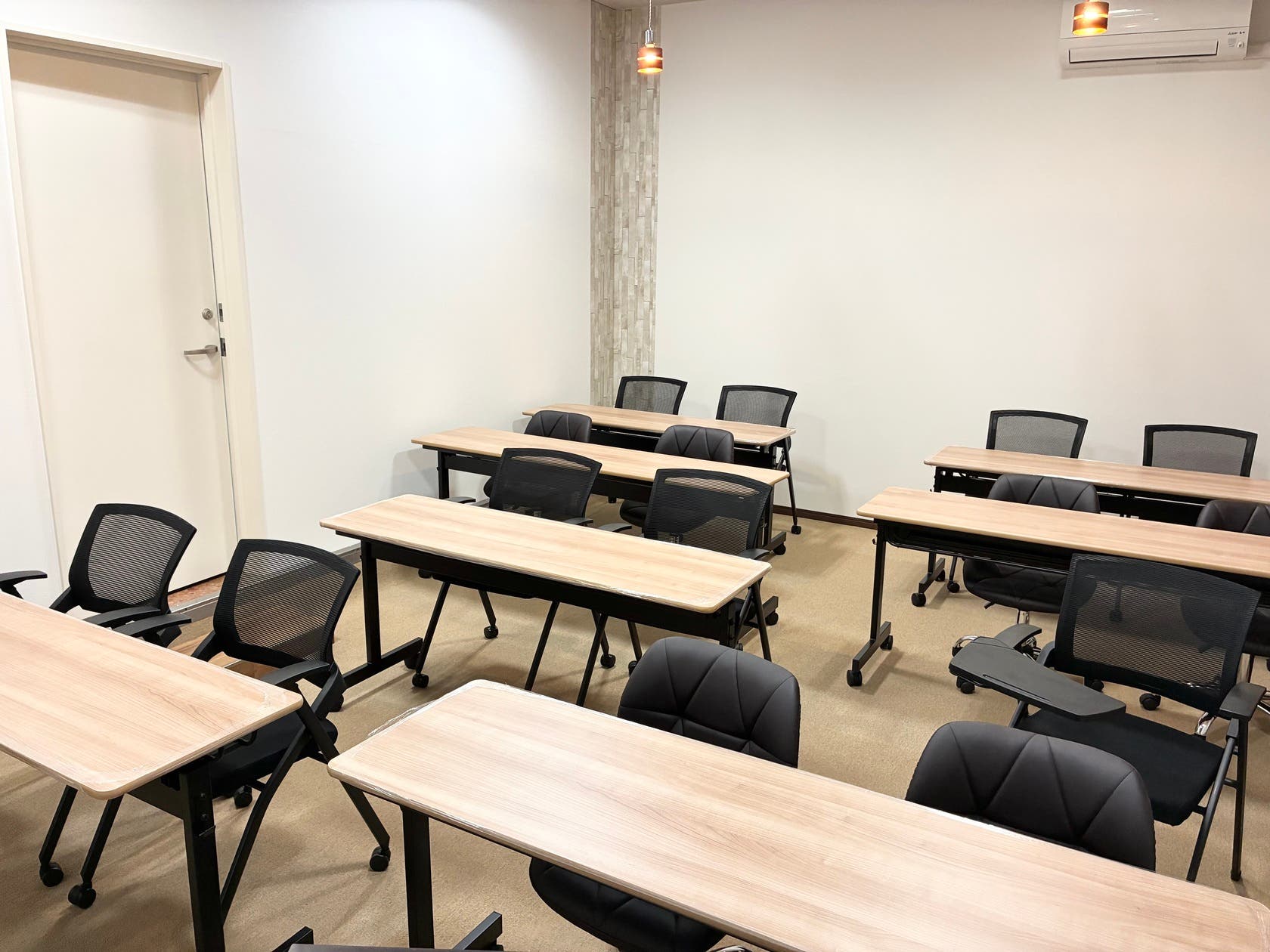 長野駅東口　徒歩１分　連絡通路直結　レンタルスペース　少人数～セミナー利用対応　ビジネス＆プライベート利用　パーティ　映画鑑賞の写真4