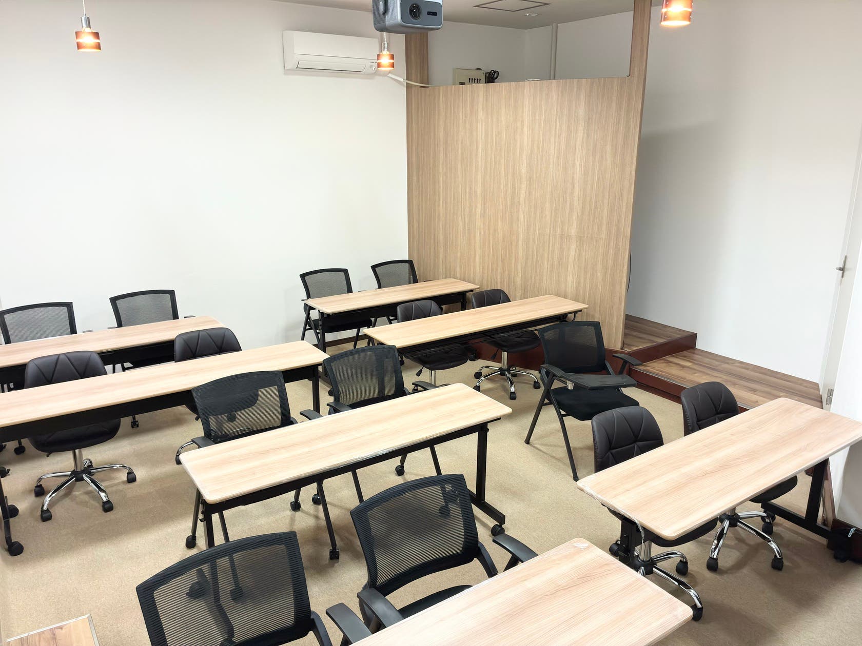 長野駅東口　徒歩１分　連絡通路直結　レンタルスペース　少人数～セミナー利用対応　ビジネス＆プライベート利用　パーティ　映画鑑賞の写真5