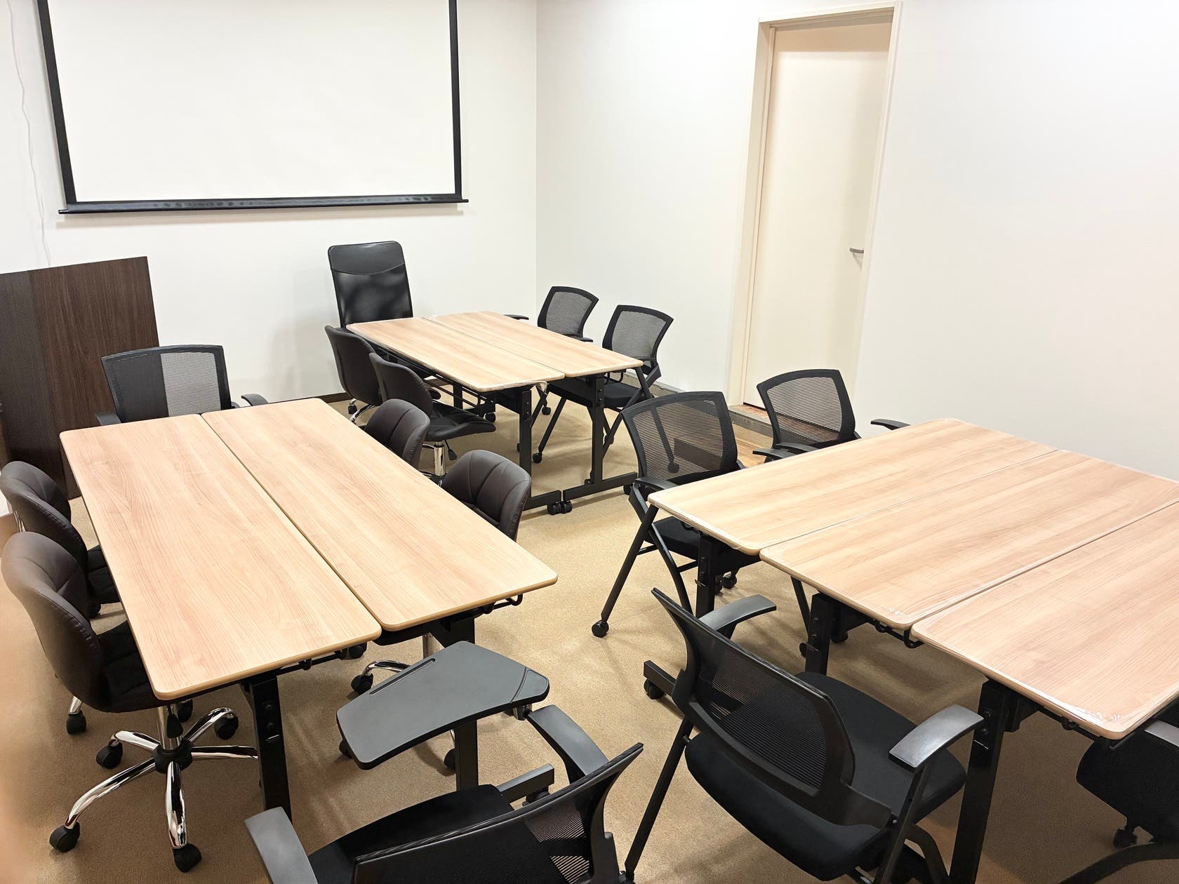 長野駅東口　徒歩１分　連絡通路直結　レンタルスペース　少人数～セミナー利用対応　ビジネス＆プライベート利用　パーティ　映画鑑賞の写真10