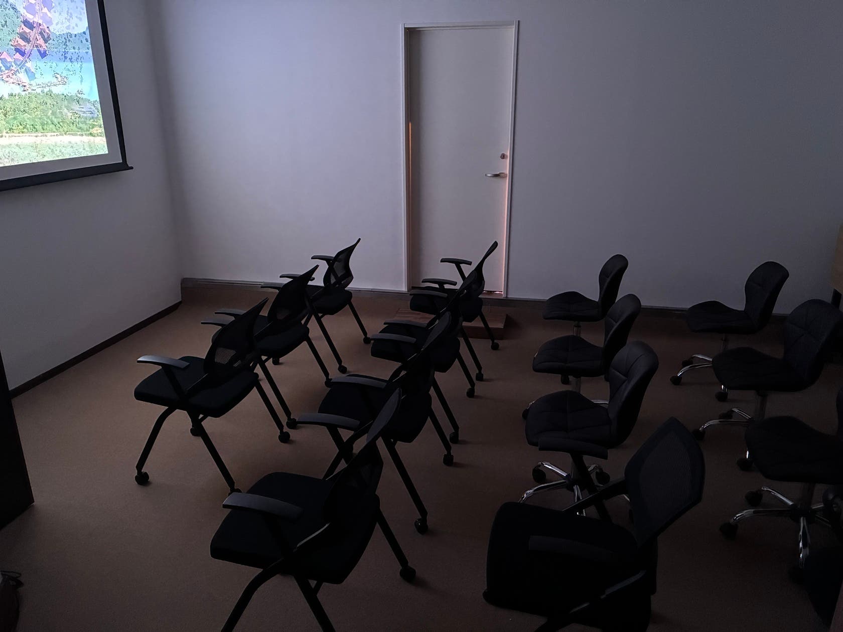 長野駅東口　徒歩１分　連絡通路直結　レンタルスペース　少人数～セミナー利用対応　ビジネス＆プライベート利用　パーティ　映画鑑賞の写真13