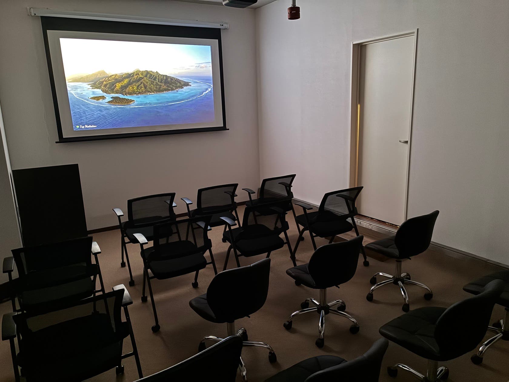 長野駅東口　徒歩１分　連絡通路直結　レンタルスペース　少人数～セミナー利用対応　ビジネス＆プライベート利用　パーティ　映画鑑賞の写真14