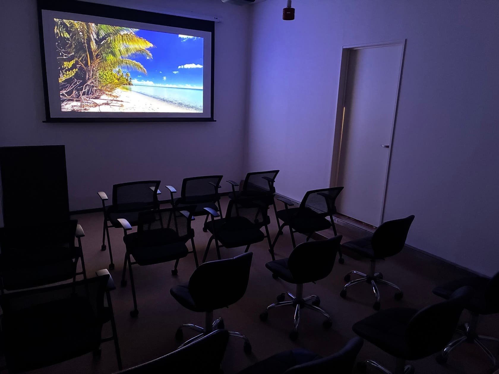 長野駅東口　徒歩１分　連絡通路直結　レンタルスペース　少人数～セミナー利用対応　ビジネス＆プライベート利用　パーティ　映画鑑賞の写真15