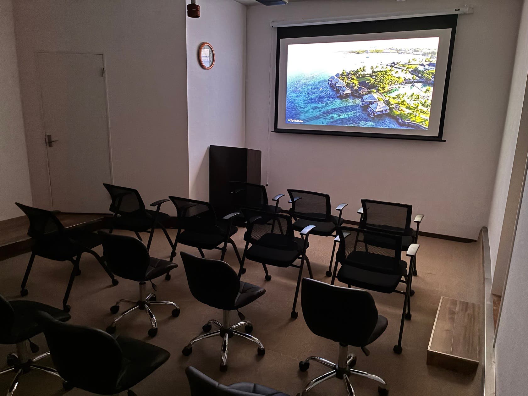 長野駅東口　徒歩１分　連絡通路直結　レンタルスペース　少人数～セミナー利用対応　ビジネス＆プライベート利用　パーティ　映画鑑賞の写真16