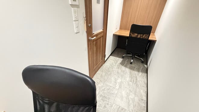 【船橋駅から徒歩1分】モニター・フリードリンク付き2名個室(ブース13)3Fの写真1