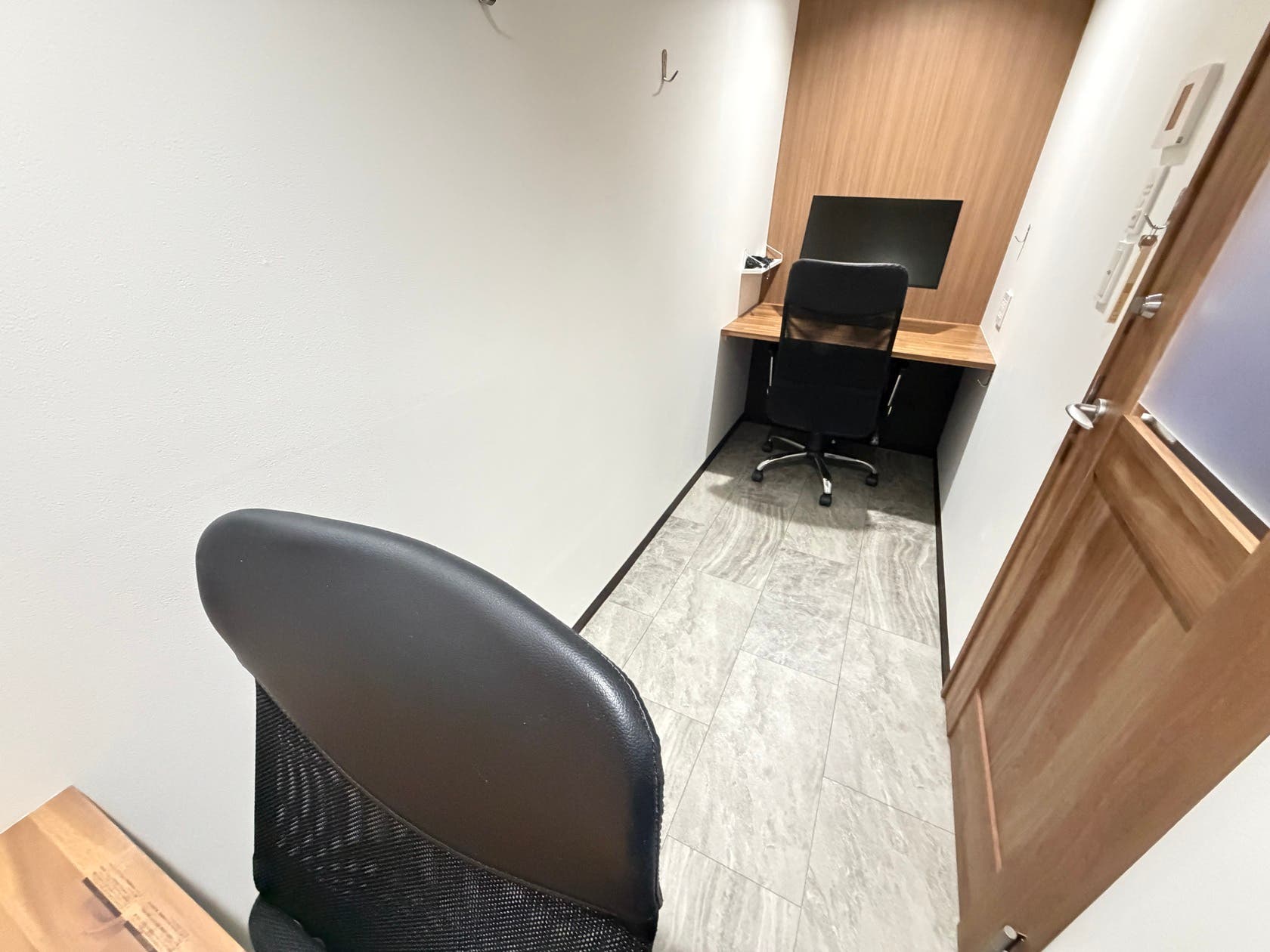 【船橋駅から徒歩1分】モニター・フリードリンク付き2名個室（ブース13）3Fの写真3