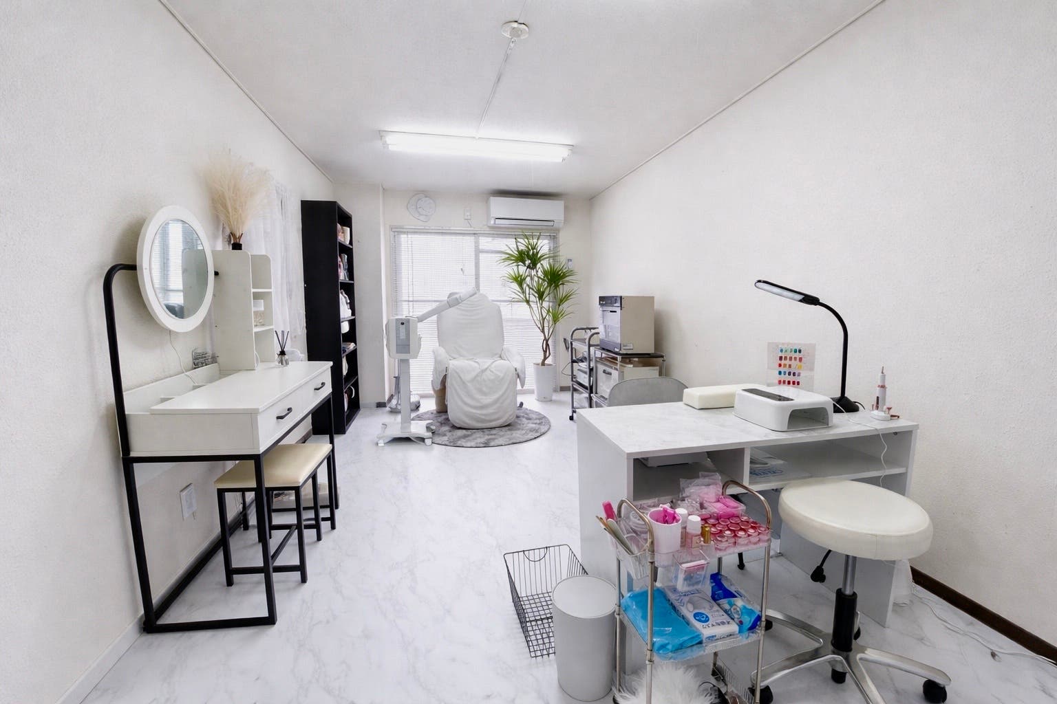 梅田からもすぐ!!｜美容機器完備レンタルサロン｜完全個室｜エステ・ネイル施術OKの写真1