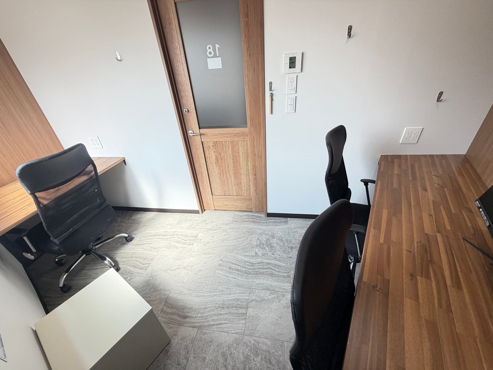 【船橋駅から徒歩1分】モニター・フリードリンク付き3名個室（ブース18）3F　※鍵無しの写真1