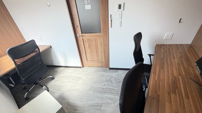 【船橋駅から徒歩1分】モニター・フリードリンク付き3名個室(ブース18)3F ※鍵無しの写真1