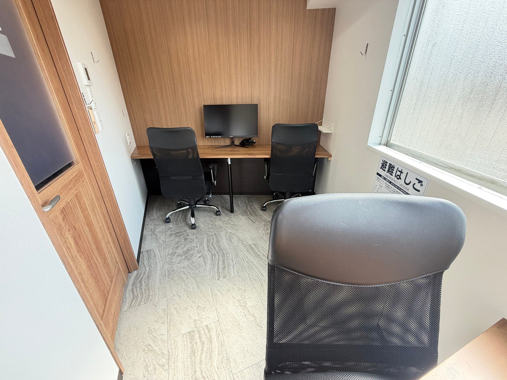 【船橋駅から徒歩1分】モニター・フリードリンク付き3名個室（ブース18）3F　※鍵無しの写真2