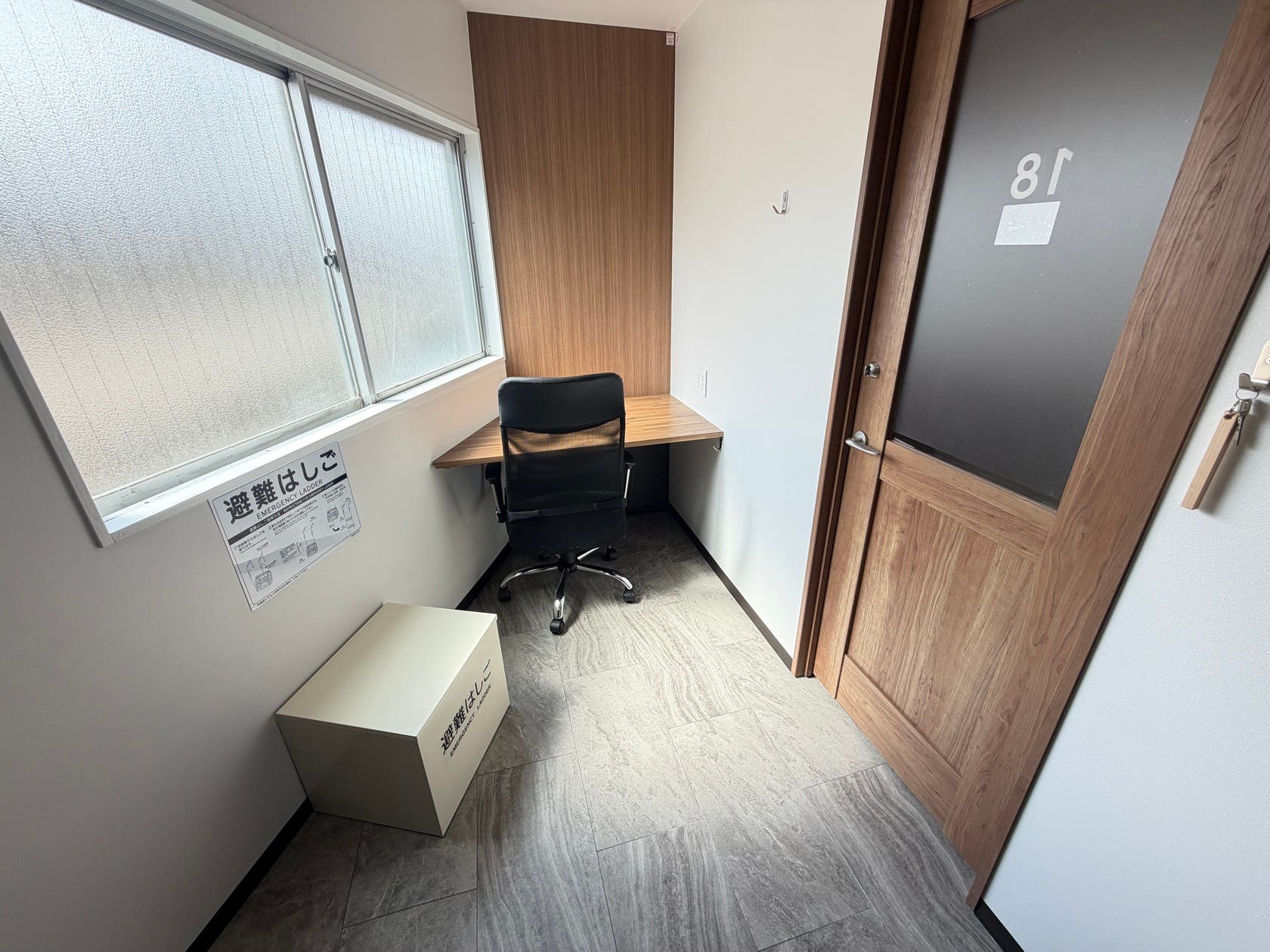 【船橋駅から徒歩1分】モニター・フリードリンク付き3名個室（ブース18）3F　※鍵無しの写真3