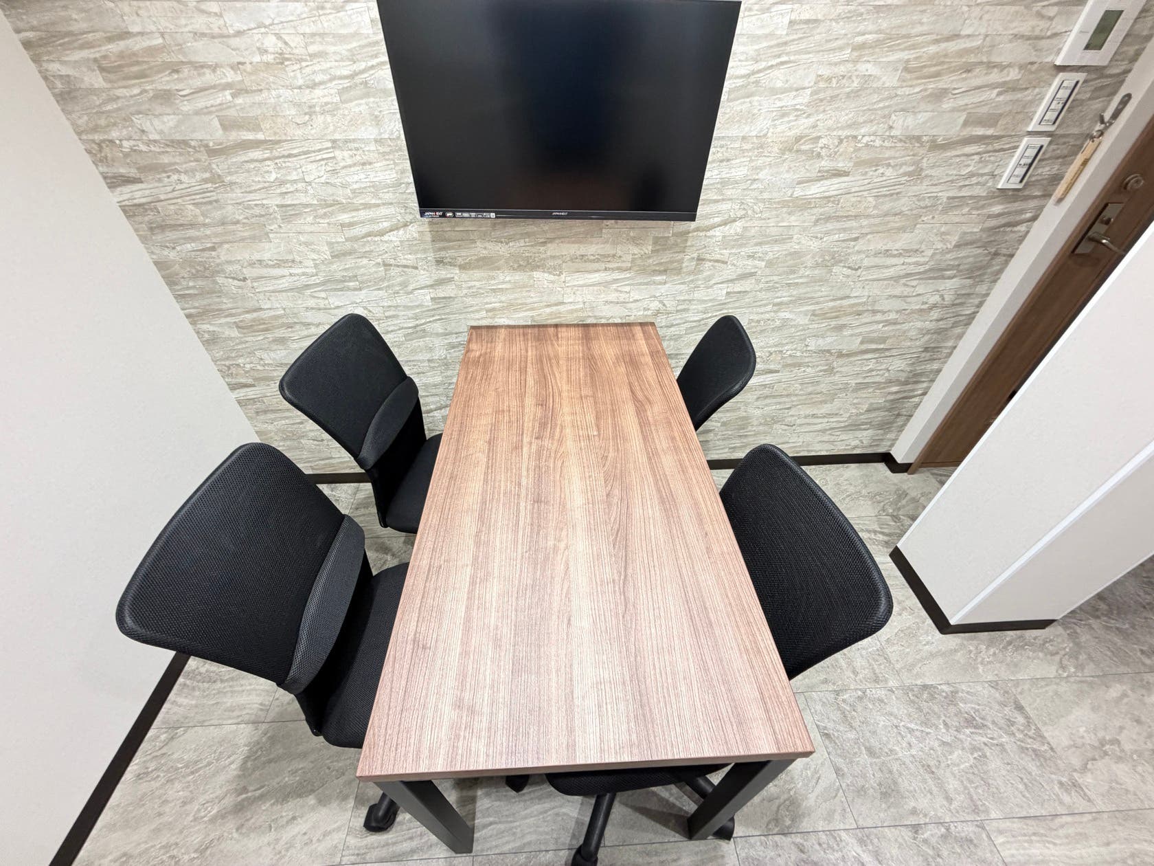 【船橋駅から徒歩1分】モニター・フリードリンク付き4名会議室（Room A）2Fの写真2