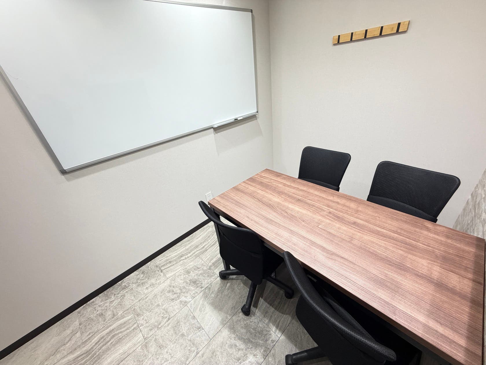 【船橋駅から徒歩1分】モニター・フリードリンク付き4名会議室（Room A）2Fの写真3