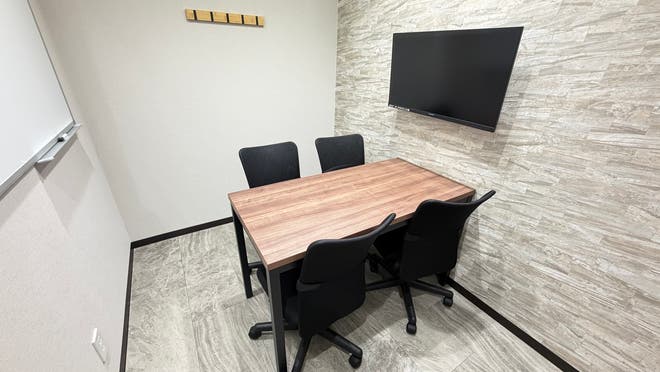 【船橋駅から徒歩1分】モニター・フリードリンク付き4名会議室(Room A)2Fの写真1
