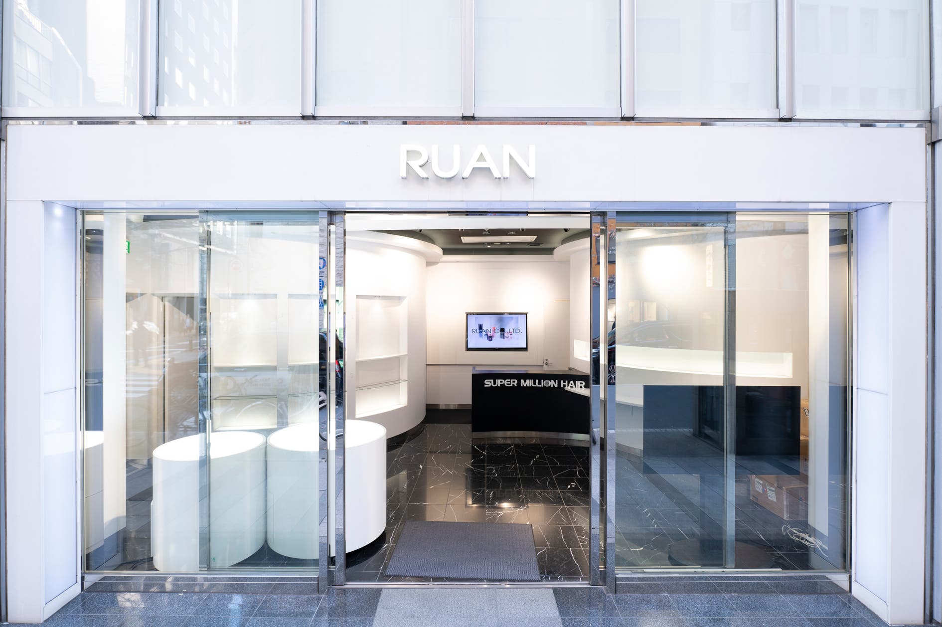 自然光 × 上質空間！銀座の1階路面店で使いやすい撮影スペースの写真2