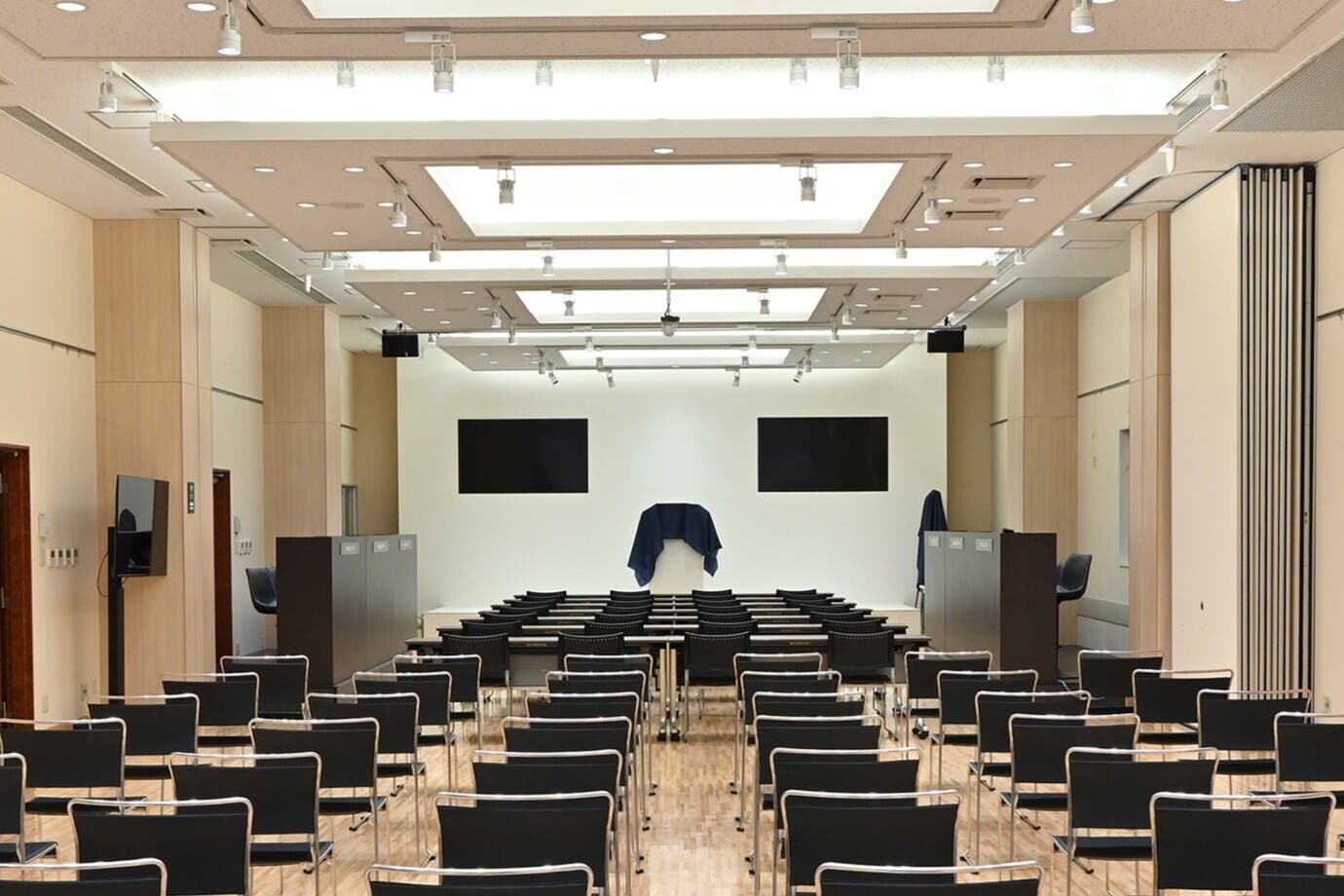 大阪市阿波座駅より徒歩10分ホール、最大面積約275㎡・最大収容80人、音響設備・机・椅子・wi-fi完備、展示会・説明会最適の写真1