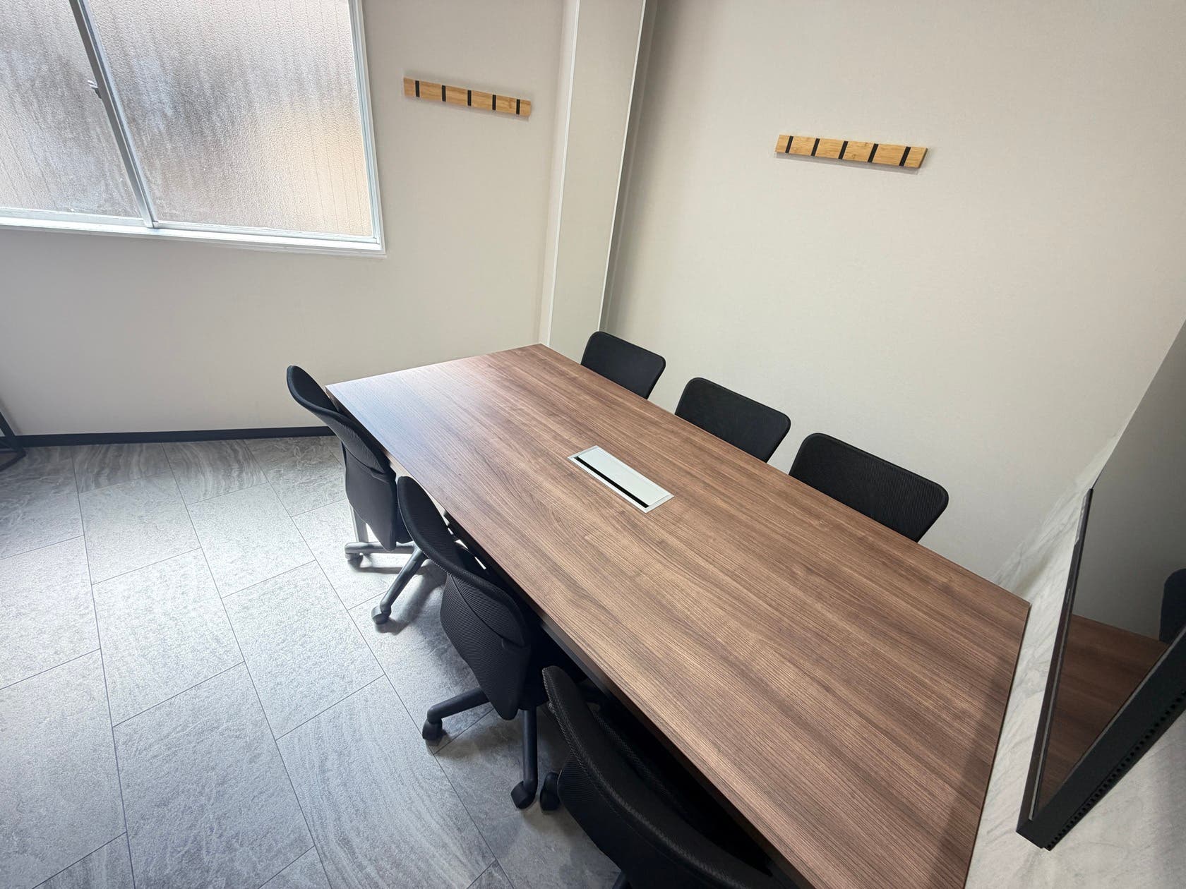 【船橋駅から徒歩1分】モニター・フリードリンク付き6名会議室（Room C）2Fの写真2