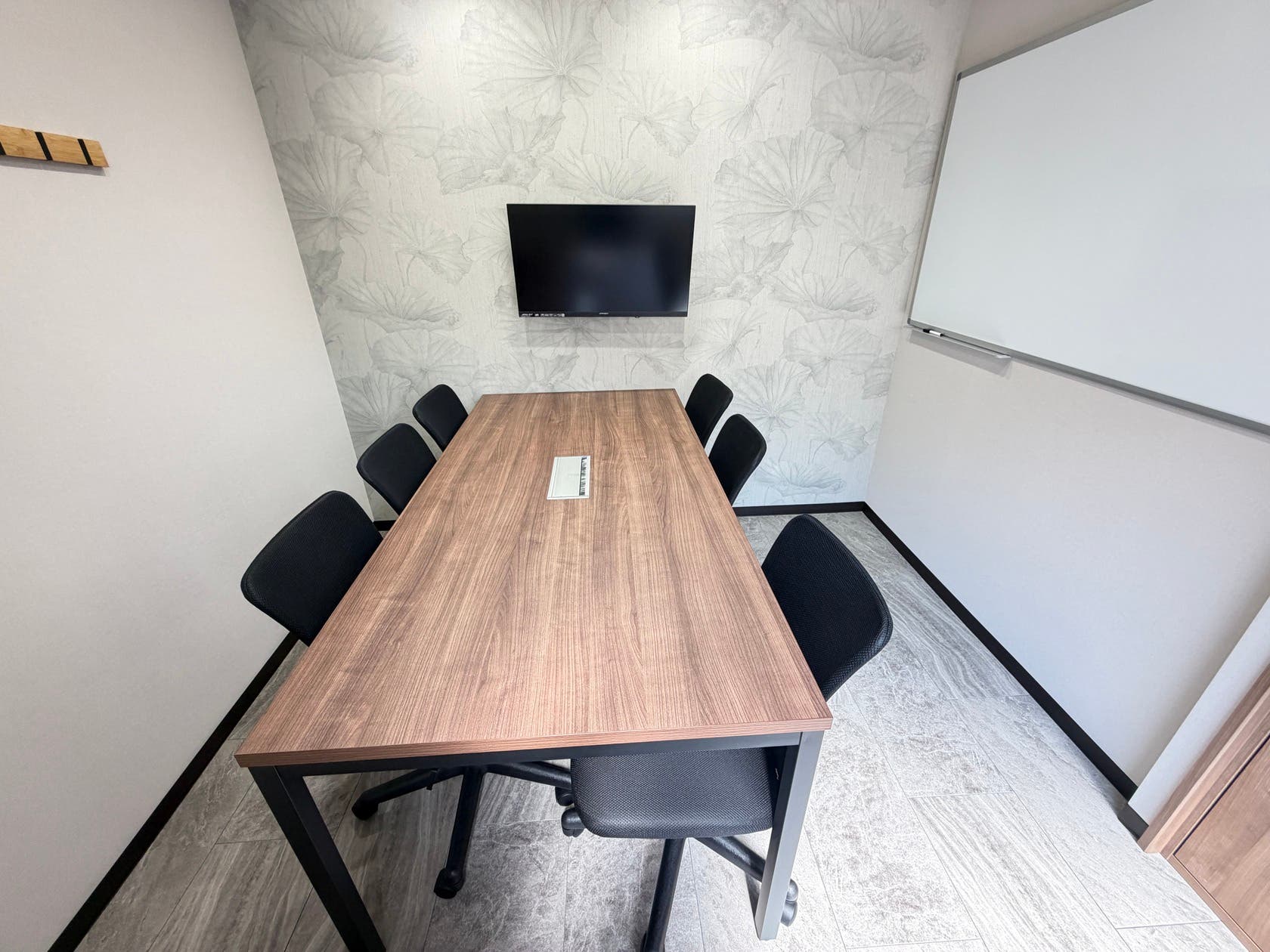 【船橋駅から徒歩1分】モニター・フリードリンク付き6名会議室（Room C）2Fの写真3