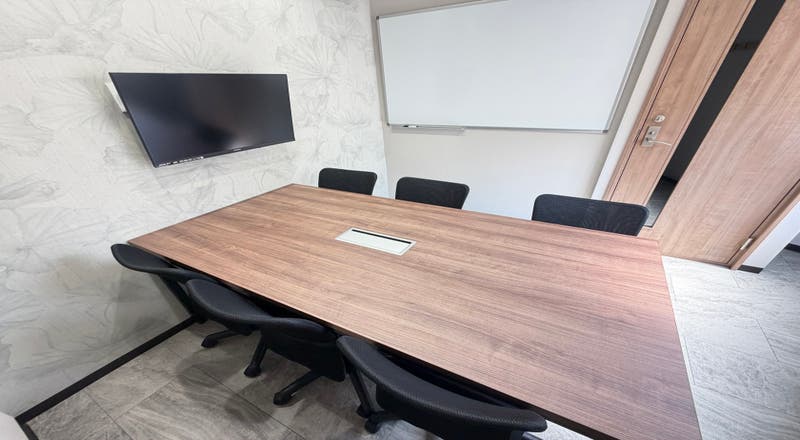 【船橋駅から徒歩1分】モニター・フリードリンク付き6名会議室（Room C）2F