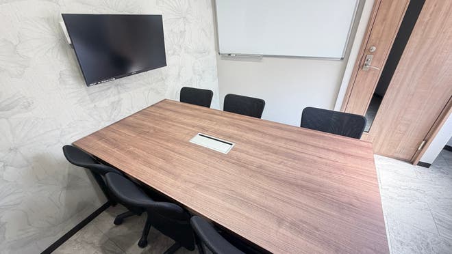 【船橋駅から徒歩1分】モニター・フリードリンク付き6名会議室(Room C)2Fの写真1