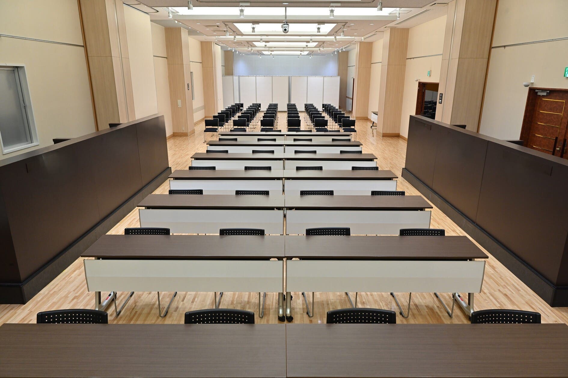 大阪市阿波座駅より徒歩10分ホール、最大面積約275㎡・最大収容80人、音響設備・机・椅子・wi-fi完備、展示会・説明会最適の写真2