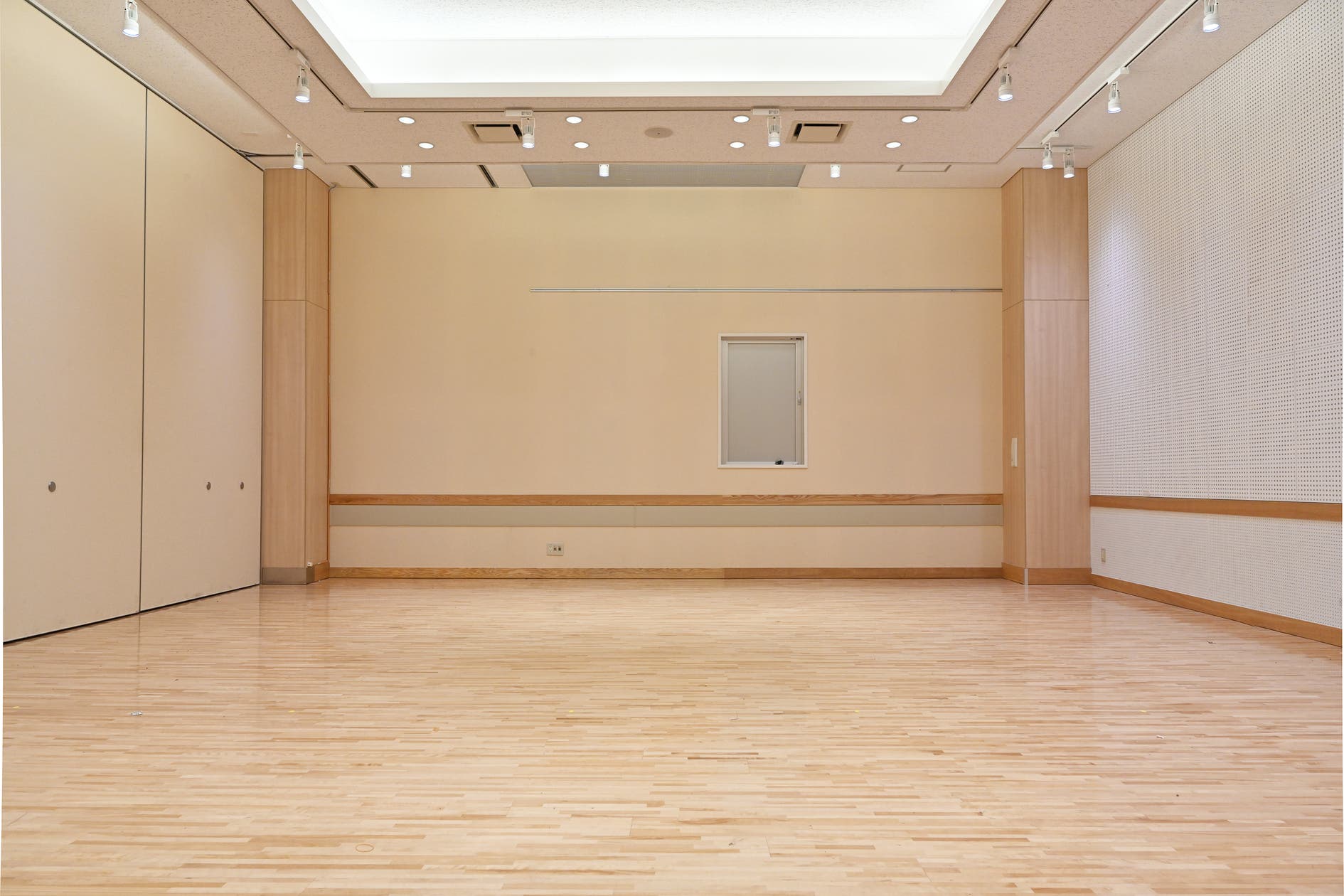 大阪市阿波座駅より徒歩10分ホール、最大面積約275㎡・最大収容80人、音響設備・机・椅子・wi-fi完備、展示会・説明会最適の写真5