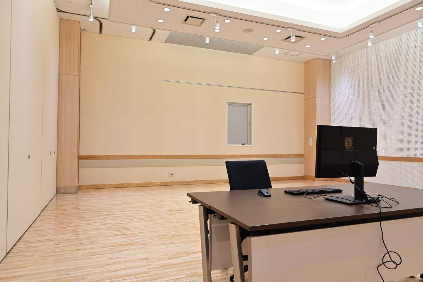 大阪市阿波座駅より徒歩10分ホール、最大面積約275㎡・最大収容80人、音響設備・机・椅子・wi-fi完備、展示会・説明会最適の写真6