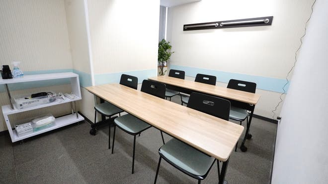 <スカイラークビル4階小貸会議室 Room5>小田原駅徒歩1分🚃6名収容🪑光回線Wi-Fi📶会議/商談/面接/ZOOMの写真1
