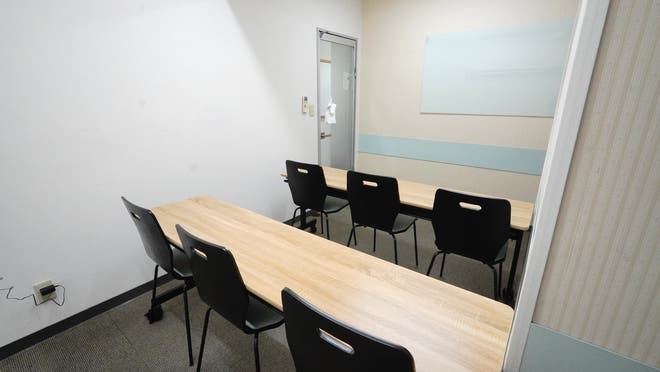 <スカイラークビル4階小貸会議室 Room5>小田原駅徒歩1分🚃6名収容🪑光回線Wi-Fi📶会議/商談/面接/ZOOMの写真2
