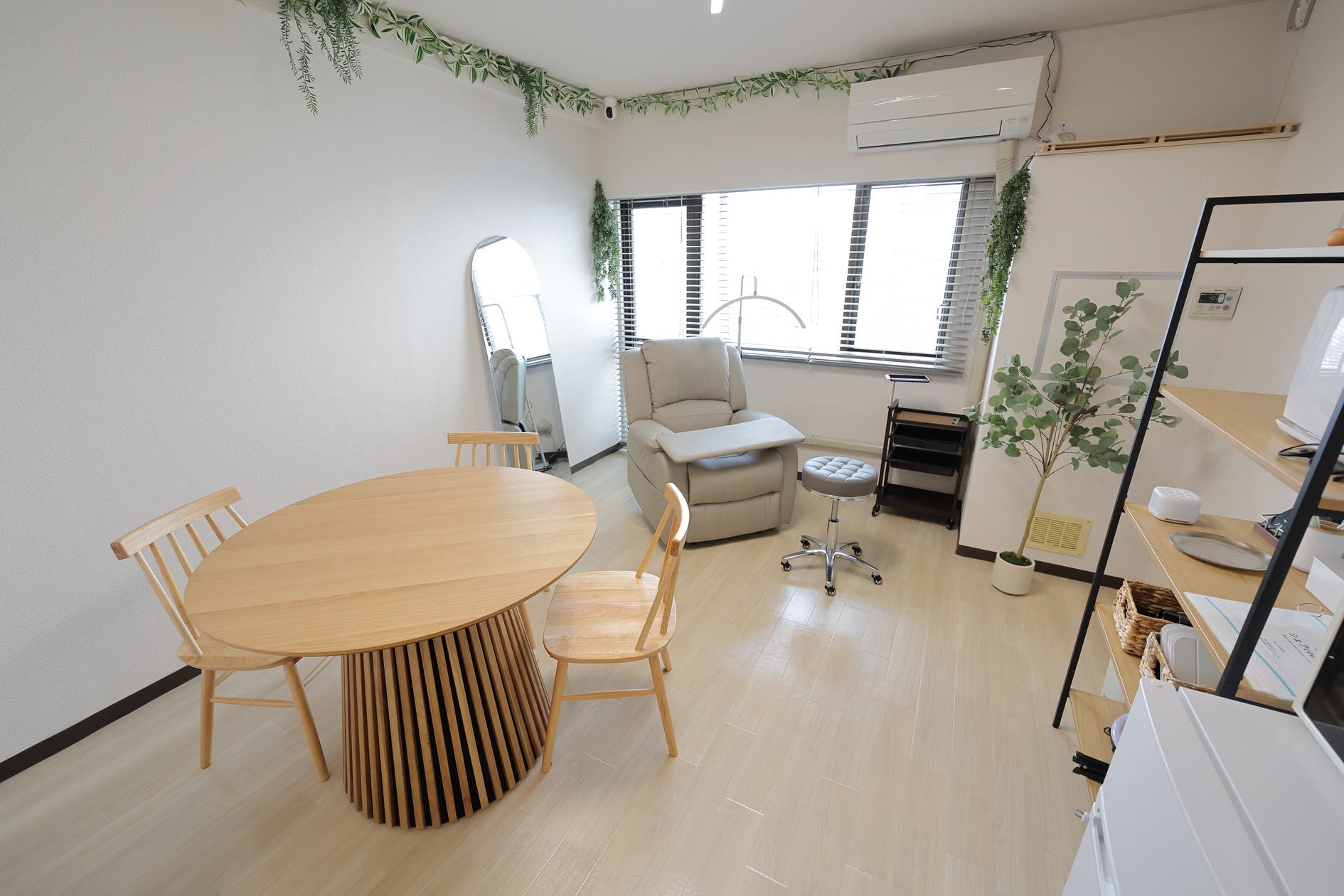 【OPEN🎉】福岡駅より徒歩約4分｜完全個室｜リクライニングチェア｜美容レッスン・ネイル・まつエク用途で使えるシェア空間の写真3