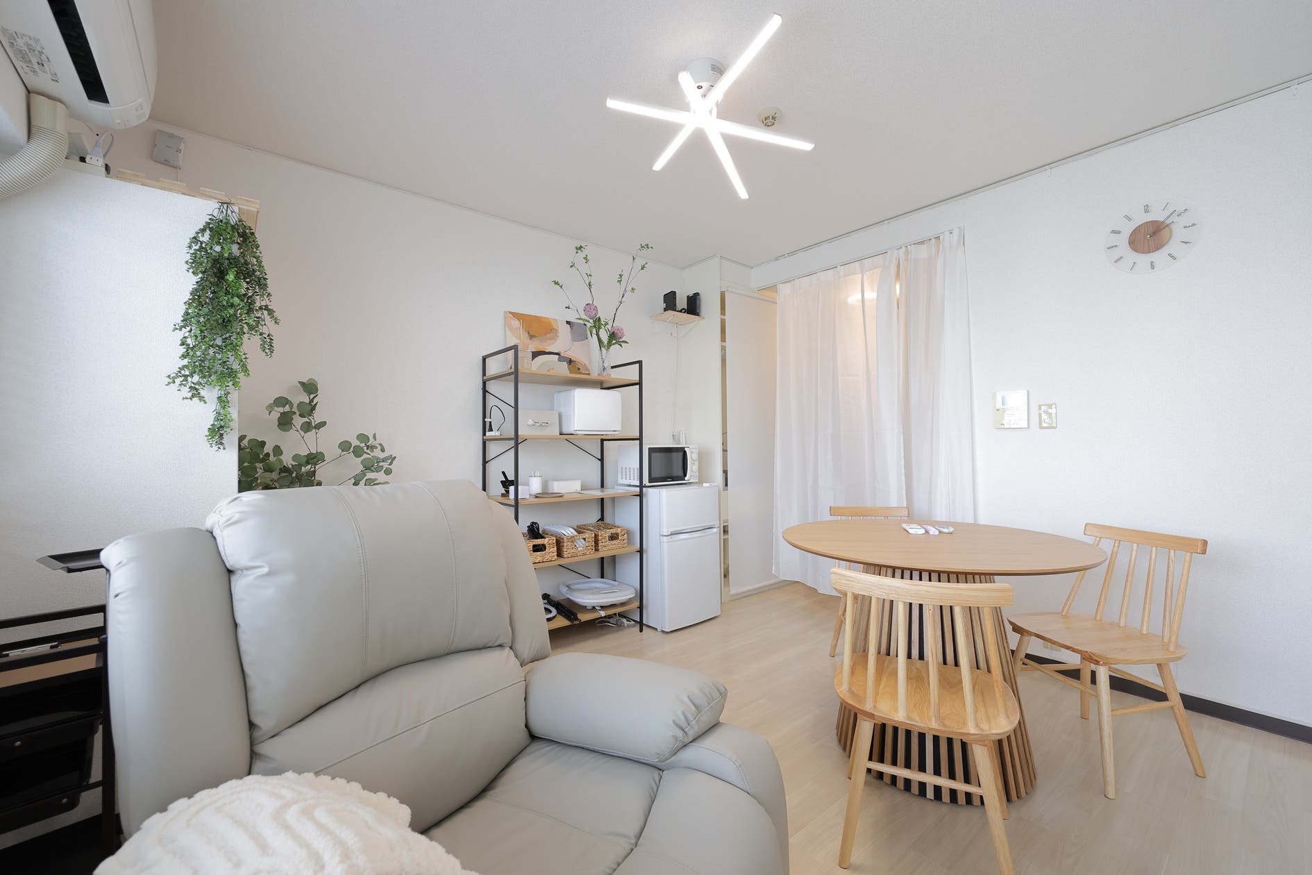 【OPEN🎉】福岡駅より徒歩約4分｜完全個室｜リクライニングチェア｜美容レッスン・ネイル・まつエク用途で使えるシェア空間の写真1