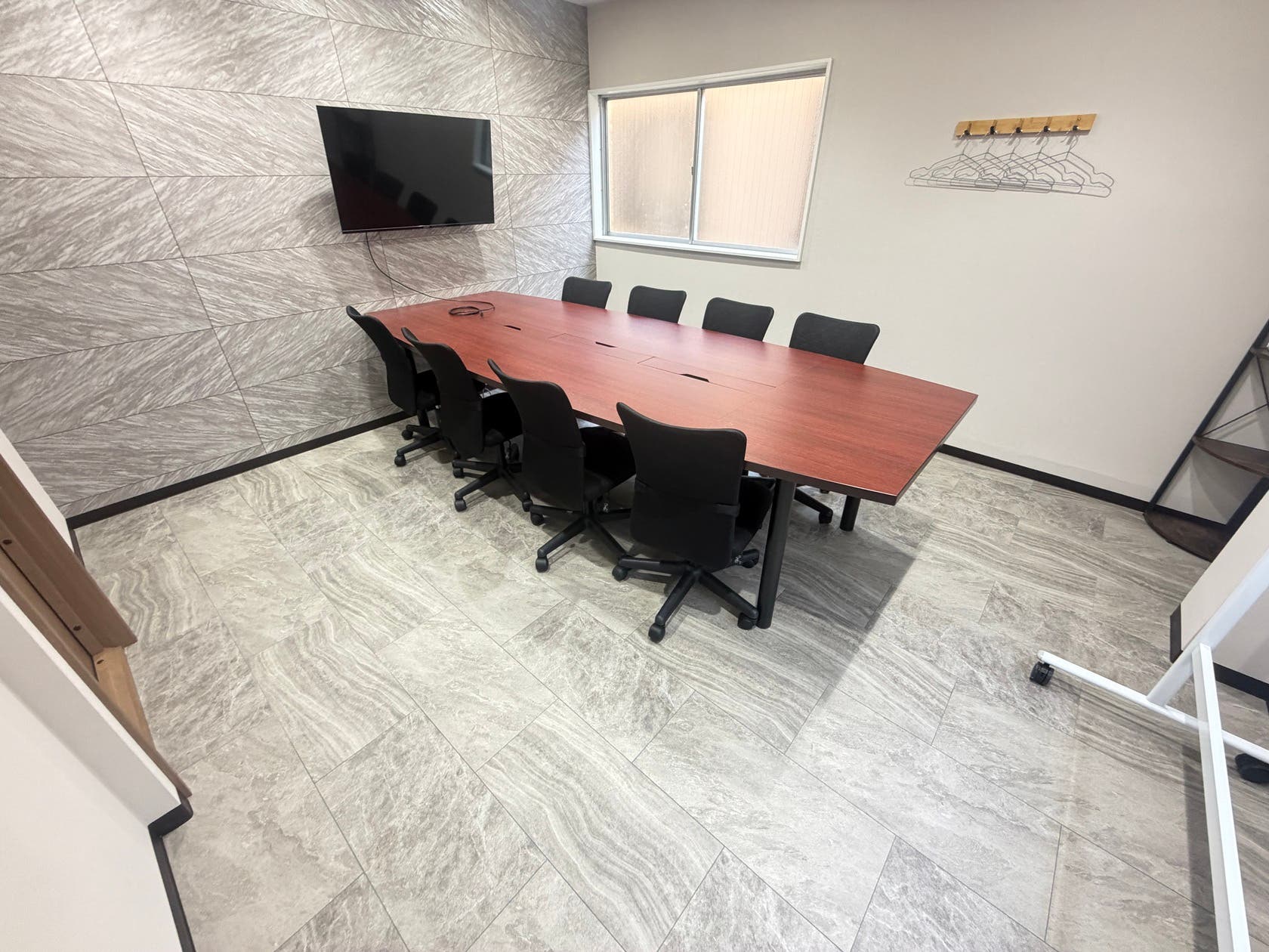 【船橋駅から徒歩1分】モニター・フリードリンク付き8名会議室（Room B）2Fの写真2