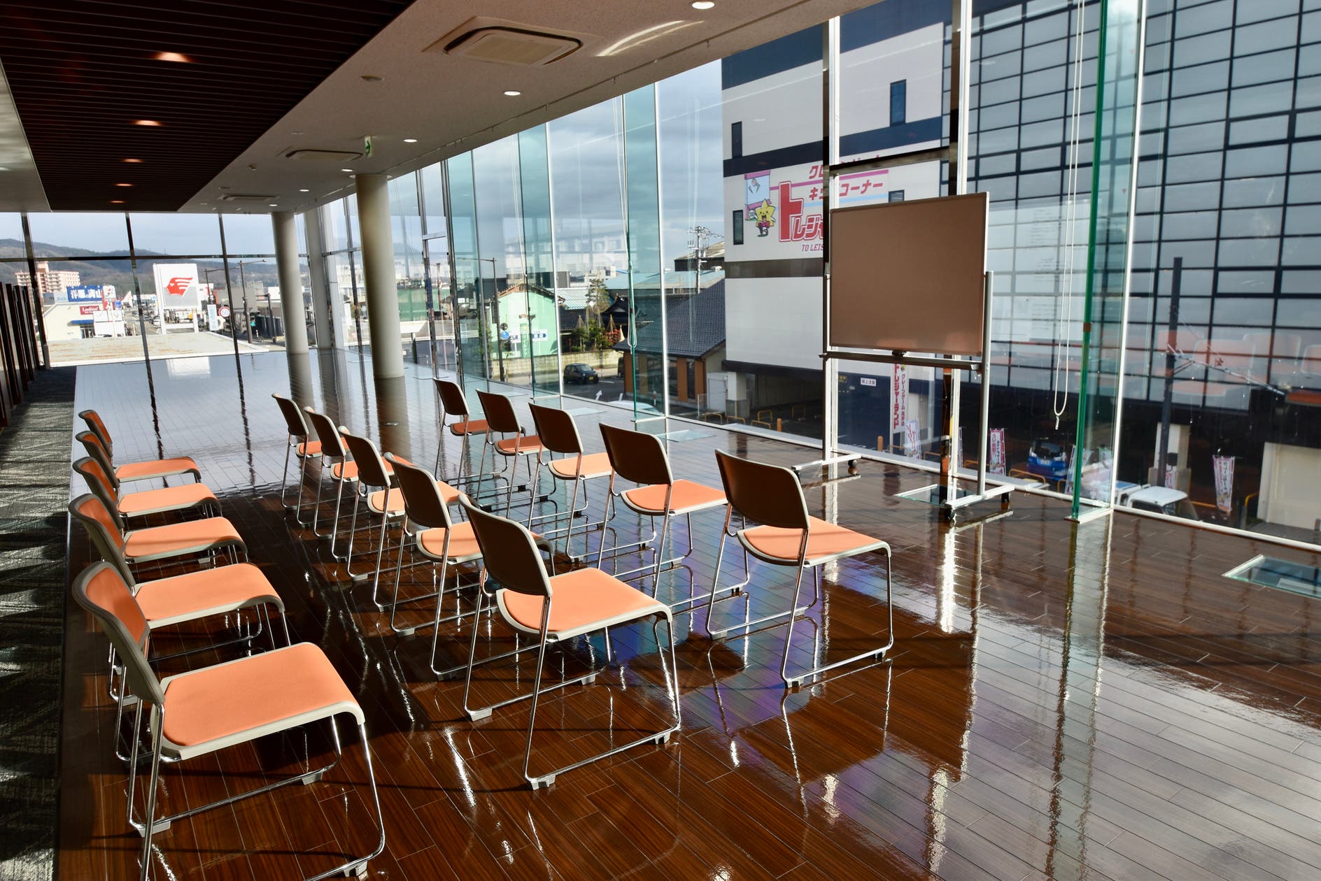 【トヨタモビリティ富山 高岡】国道8号線沿い！2階ショールームの半面を利用可能！最大30名！イベント、研修、セミナーなどに！の写真2