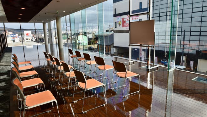 【トヨタモビリティ富山 高岡】国道8号線沿い!2階ショールームの半面を利用可能!最大30名!イベント、研修、セミナーなどに!の写真2