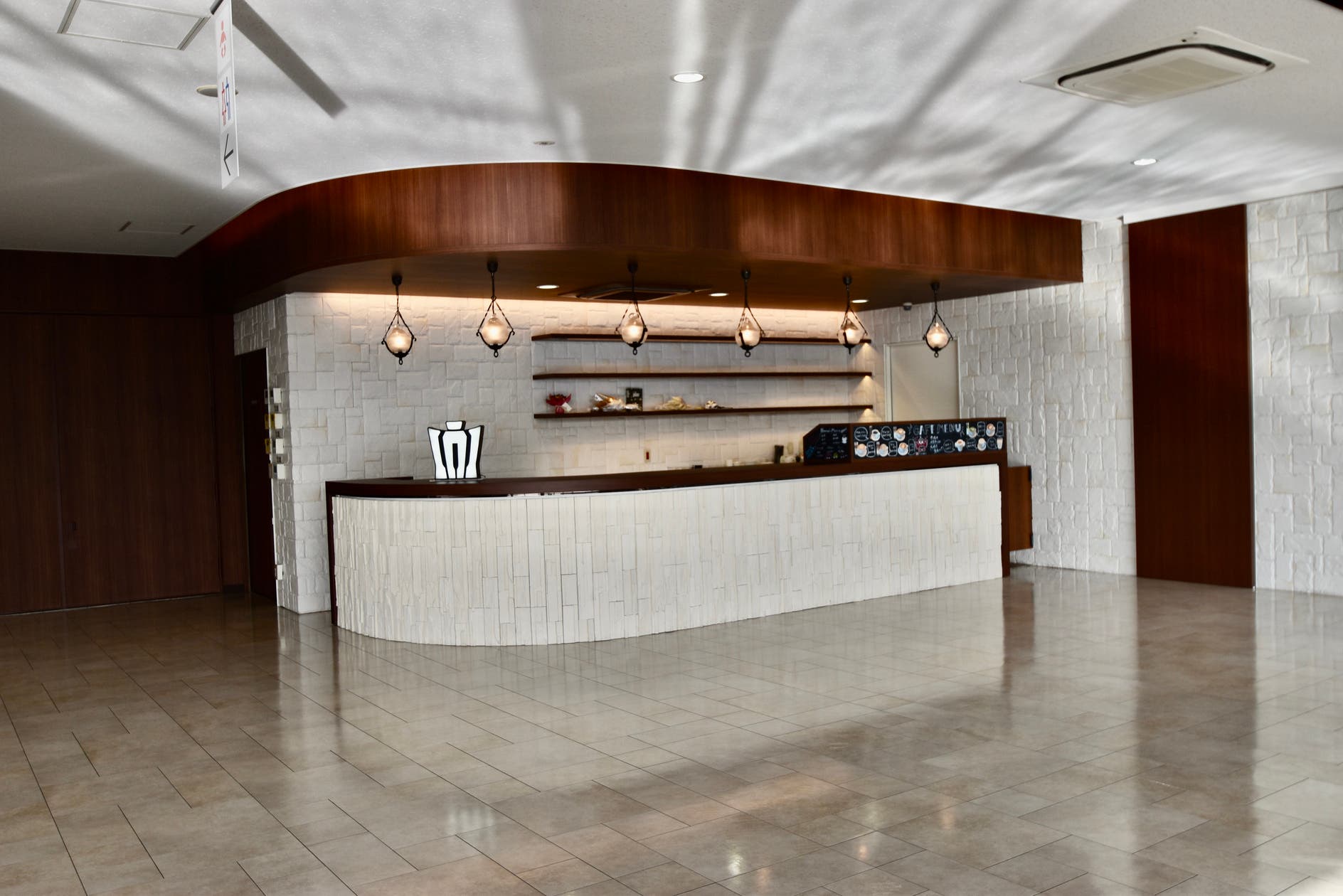 【トヨタモビリティ富山 高岡】国道8号線沿い！2階ショールームの半面を利用可能！最大30名！イベント、研修、セミナーなどに！の写真5