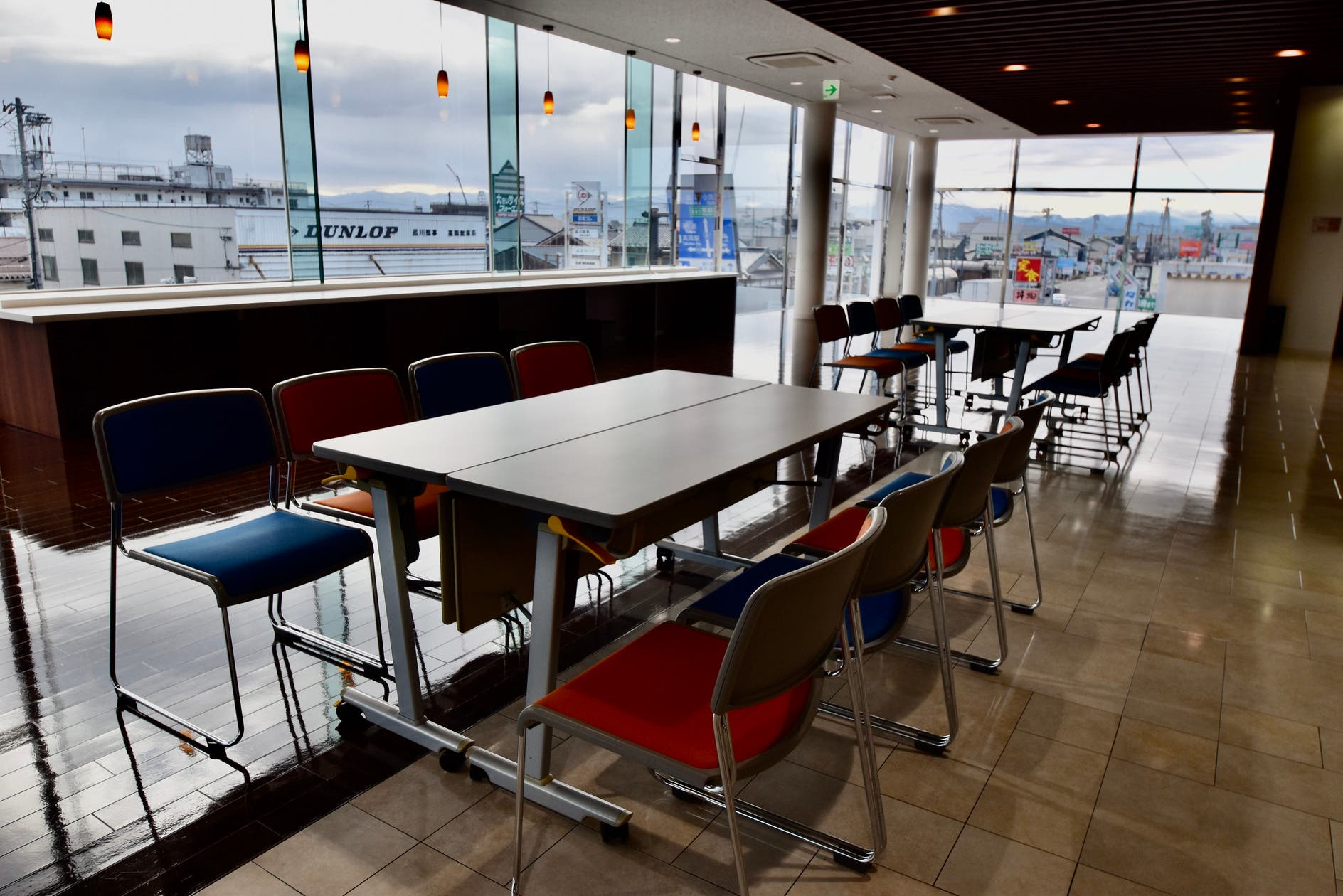 【トヨタモビリティ富山 高岡】国道8号線沿い！2階ショールームの半面を利用可能！最大30名！イベント、研修、セミナーなどに！の写真6