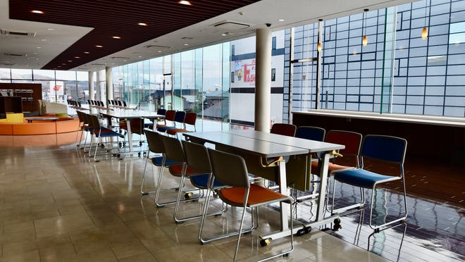 【トヨタモビリティ富山 高岡】国道8号線沿い!2階ショールームの半面を利用可能!最大30名!イベント、研修、セミナーなどに!の写真7