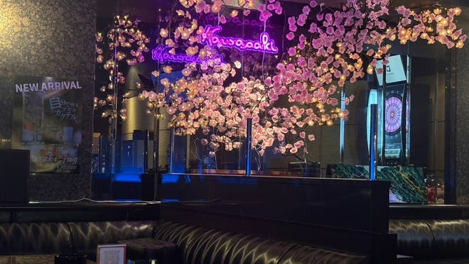 《心斎橋駅近/広々》高級BAR完全貸切可・各種パーティーに/カラオケ無料・ダーツLIVE2あり/飲み放題990円!/結婚式2次会の写真1