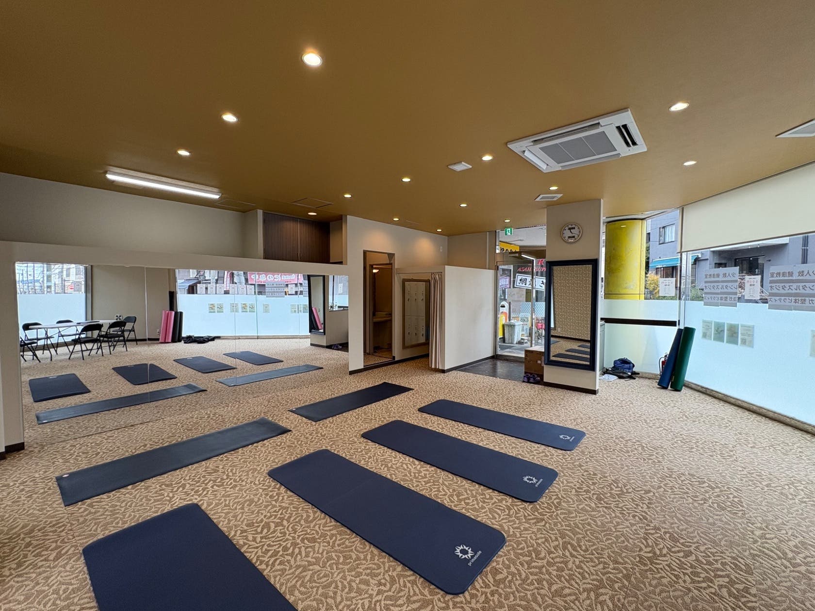 湯河原駅徒歩3分の明るく広いレンタルスタジオ。 ヨガ・ピラティス・整体・ストレッチ・少人数教室など多用途で利用できます。の写真1