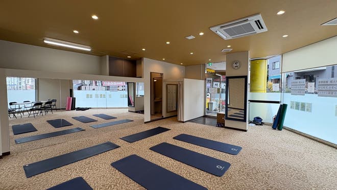 湯河原駅徒歩3分の明るく広いレンタルスタジオ。 ヨガ・ピラティス・整体・ストレッチ・少人数教室など多用途で利用できます。の写真1