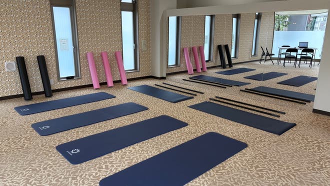 湯河原駅徒歩3分の明るく広いレンタルスタジオ。 ヨガ・ピラティス・整体・ストレッチ・少人数教室など多用途で利用できます。の写真2