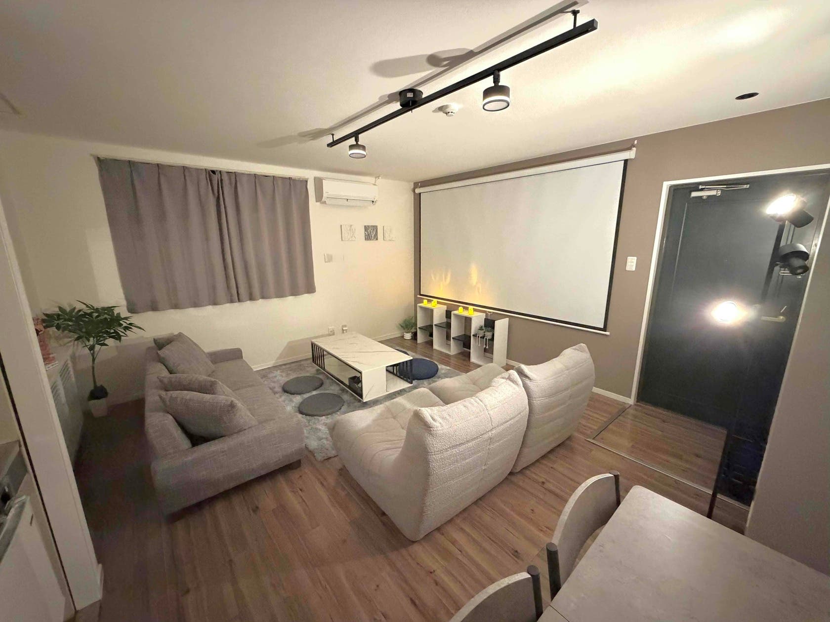 ㊗️新規オープン‼️心斎橋駅からすぐ✨落ち着いた空間で映画鑑賞🎥120型大型スクリーン⭐️パーティー🌟ママ会🌿歓送迎会🎊の写真1