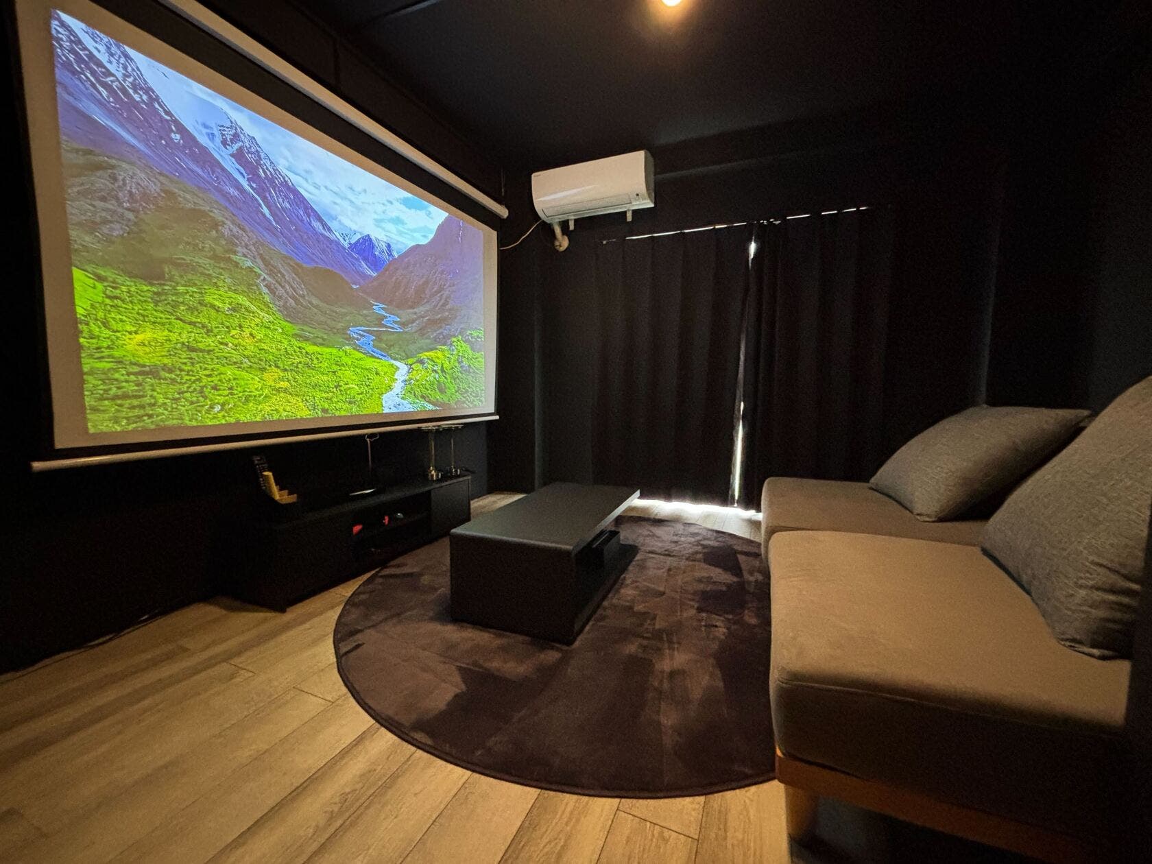 スペモ🎥鶯谷駅徒歩2分🚶‍♀️まったりデート💝プライベートな映画鑑賞🎬️プロジェクター🎞️846_CINEMA鶯谷の写真1