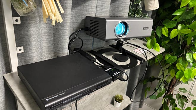 100インチスクリーンで映画鑑賞🎬気の合う仲間と楽しい時間を過ごせるスペースです🍃の写真9