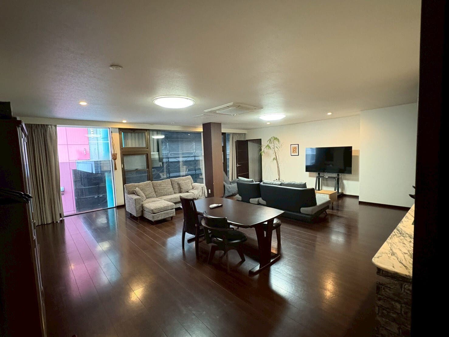 【20人規模】商店街直結/全面ガラス(2.3m×14m)のゴージャス空間の写真1