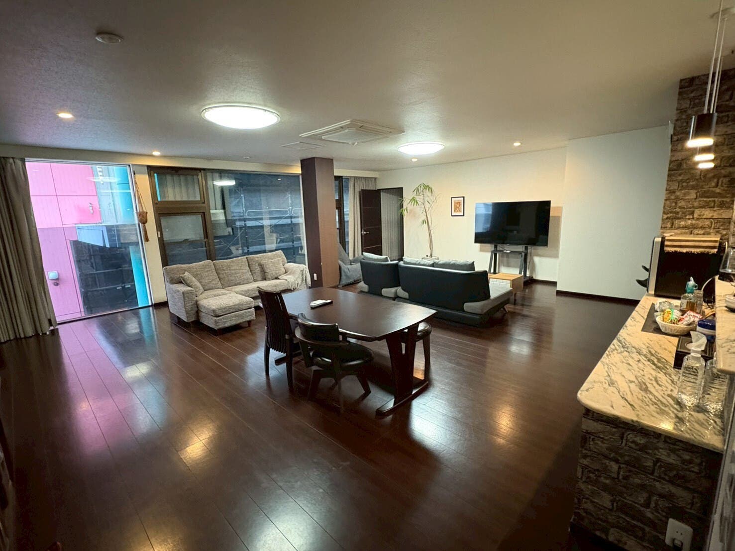 【20人規模】商店街直結/全面ガラス(2.3m×14m)のゴージャス空間の写真2