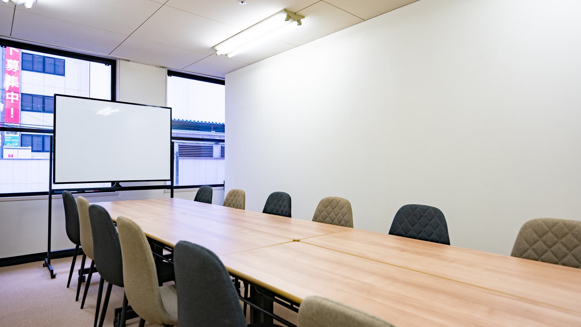 【JR三ノ宮駅0分】最大12名貸し会議室｜40型モニター無料｜会議・面接・研修・勉強会・仕事終わりの打ち合わせの写真2
