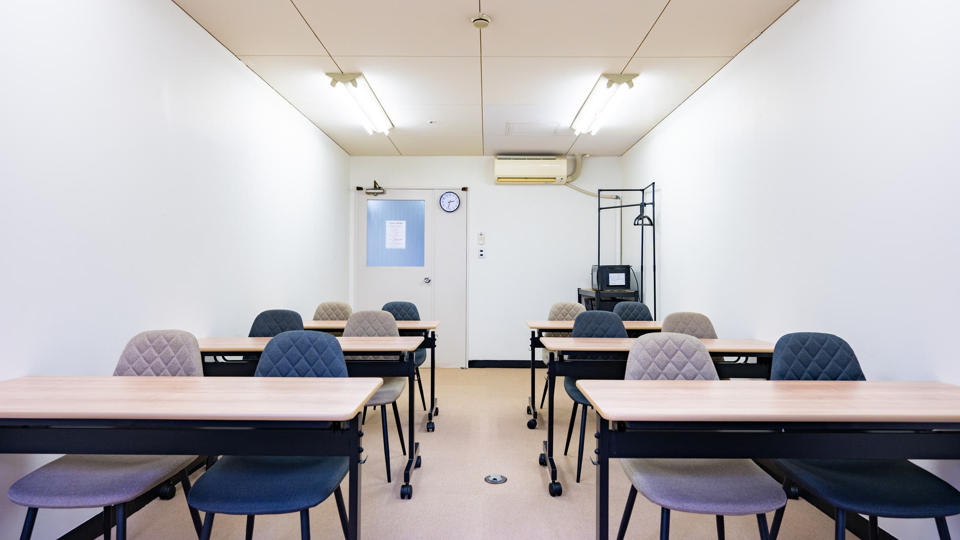 【JR三ノ宮駅0分】最大12名貸し会議室｜40型モニター無料｜会議・面接・研修・勉強会・仕事終わりの打ち合わせの写真4