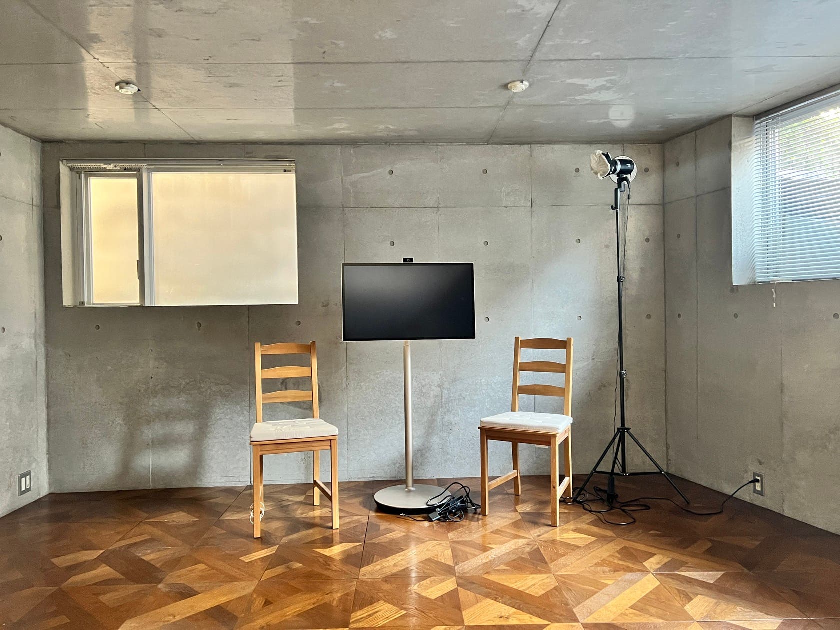 目黒駅徒歩10分の撮影用スタジオ　デザイン建築のコンクリート打ち放しの空間　の写真1