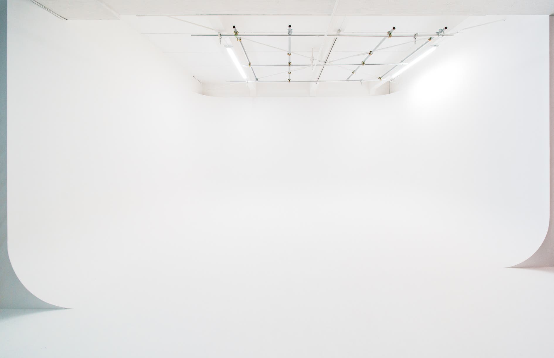 田端駅1階元倉庫３R白ホリスタジオ・天井3.5m・搬入やすい・スタジオ内駐車可の写真2