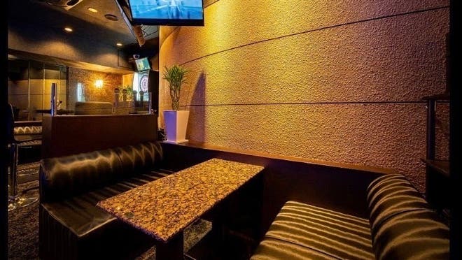 《心斎橋駅近/広々》高級BAR完全貸切可・各種パーティーに/カラオケ無料・ダーツLIVE2あり/飲み放題990円!/結婚式2次会の写真9